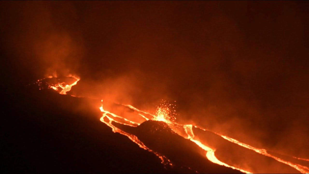 Lava flows from the erupting Pacaya Volcano in Guatemala | AFP - YouTube