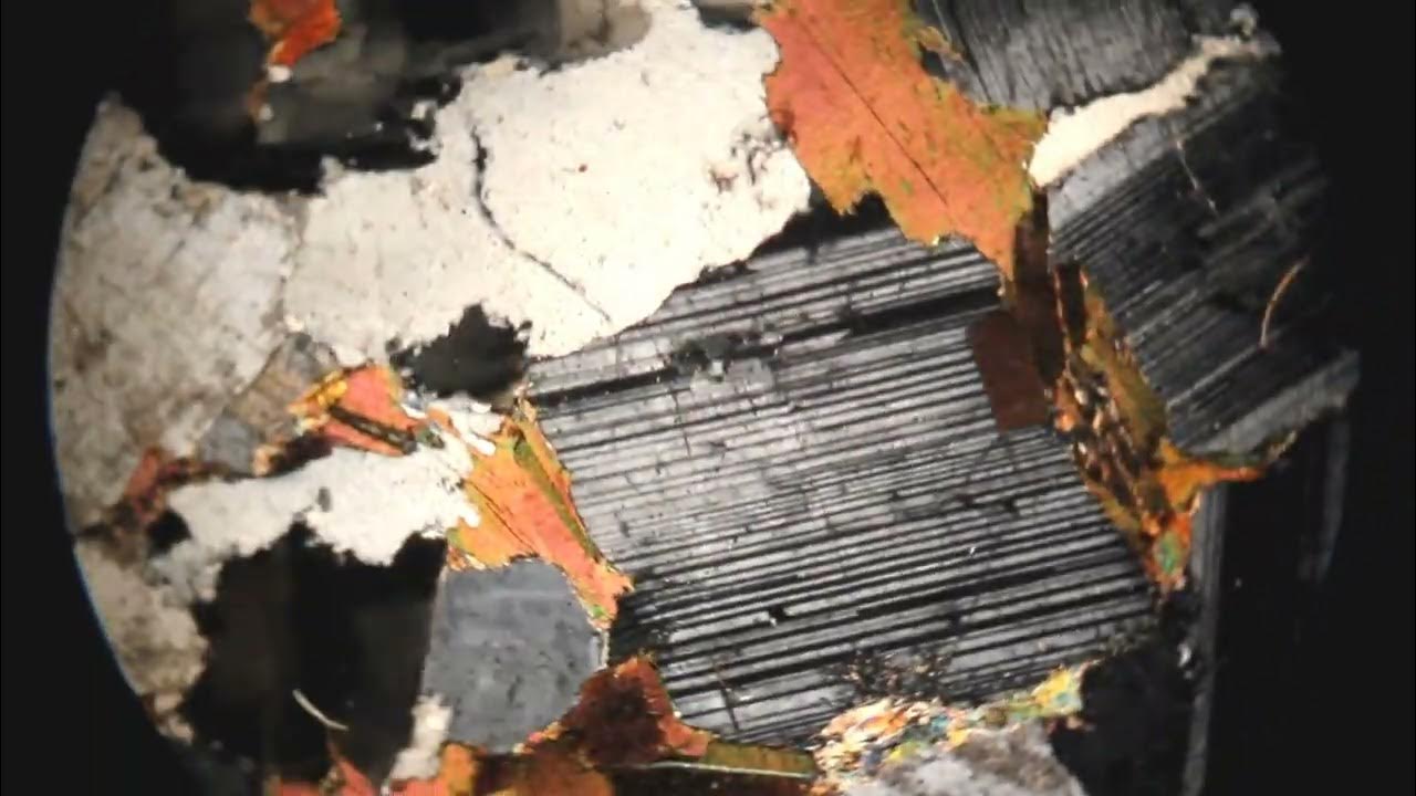 Une lame de granite vue au microscope polarisant - YouTube