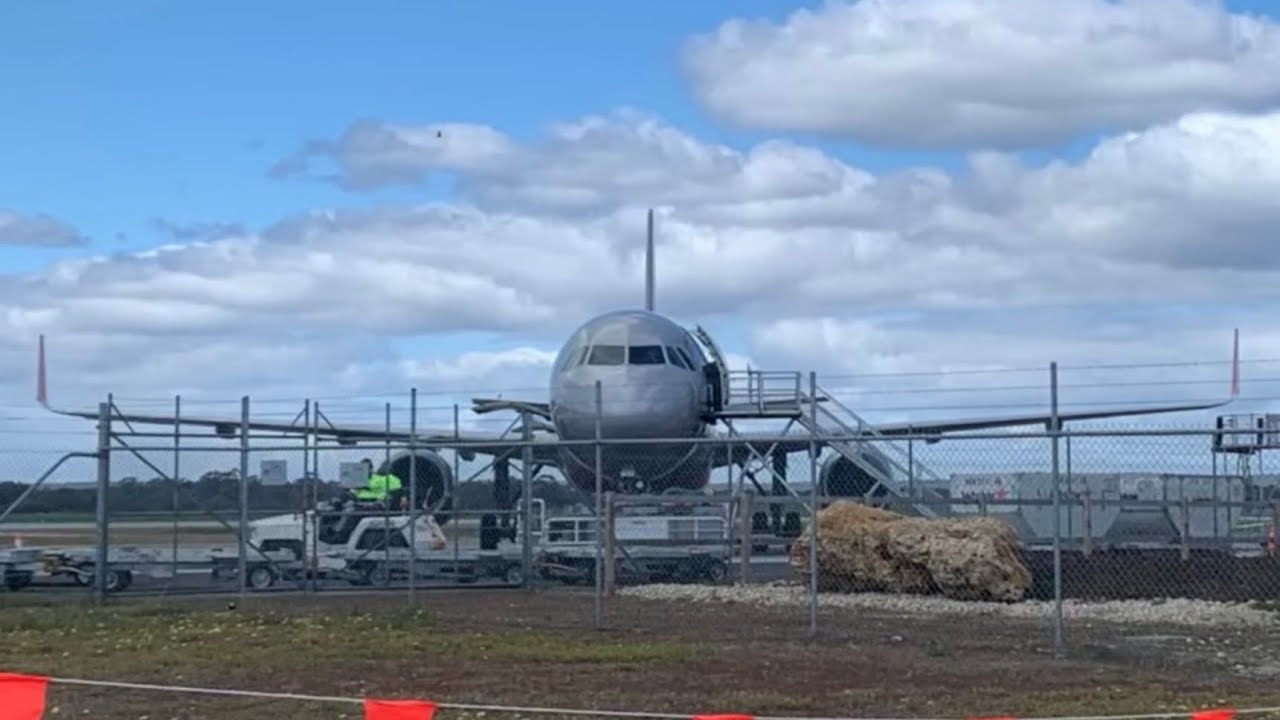 Jetstar Airways (JQ900) MEL-BQB. - YouTube