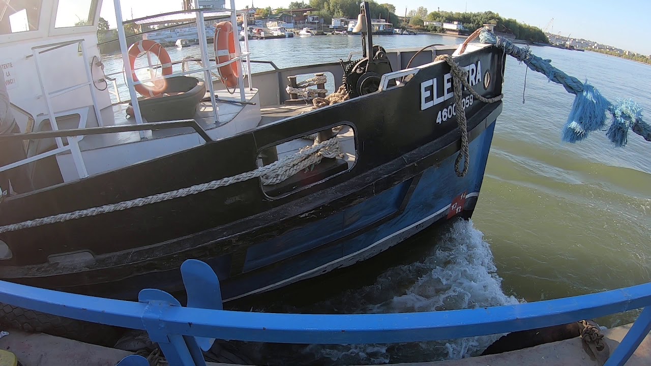 Cu bacul, la Tulcea, spre Delta Dunarii - YouTube