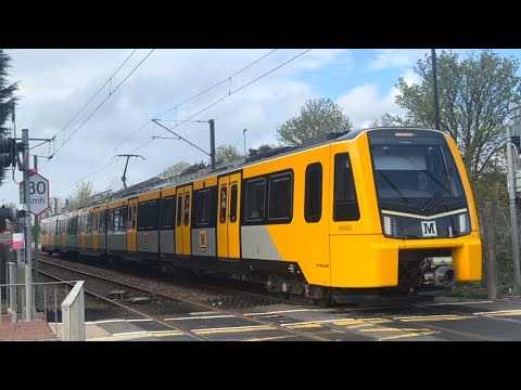Tyne and Wear Metro | 555002 arrives into Callerton Parkway on Driver ...
