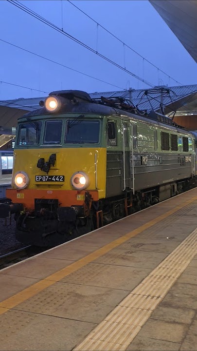 Wjazd Rarytasa Żółte Czoło EP07-442 😀 Warszawa Praga - pociągi - YouTube