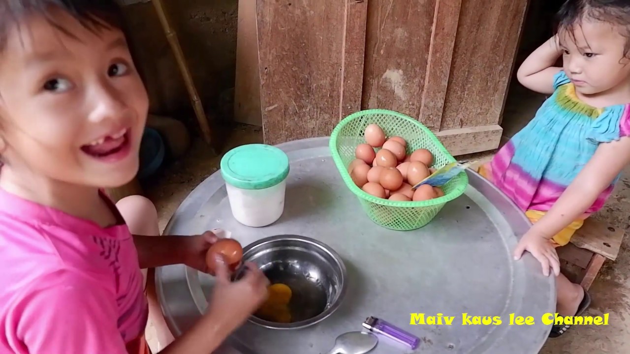 npauj nyiag kib qe qaib noj qab heev li /hmong baby girl cooking - YouTube