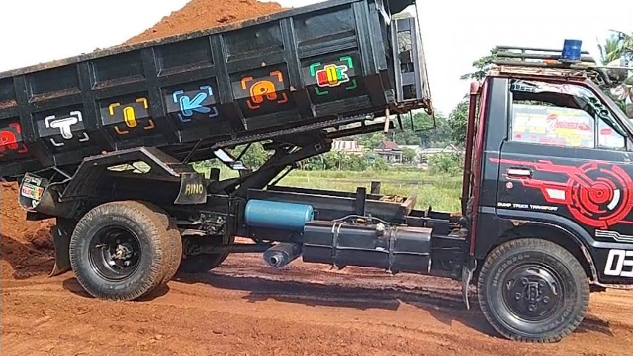 Dump Truck // Mobil Truk Jomplang Muatan Tanah Merah - YouTube