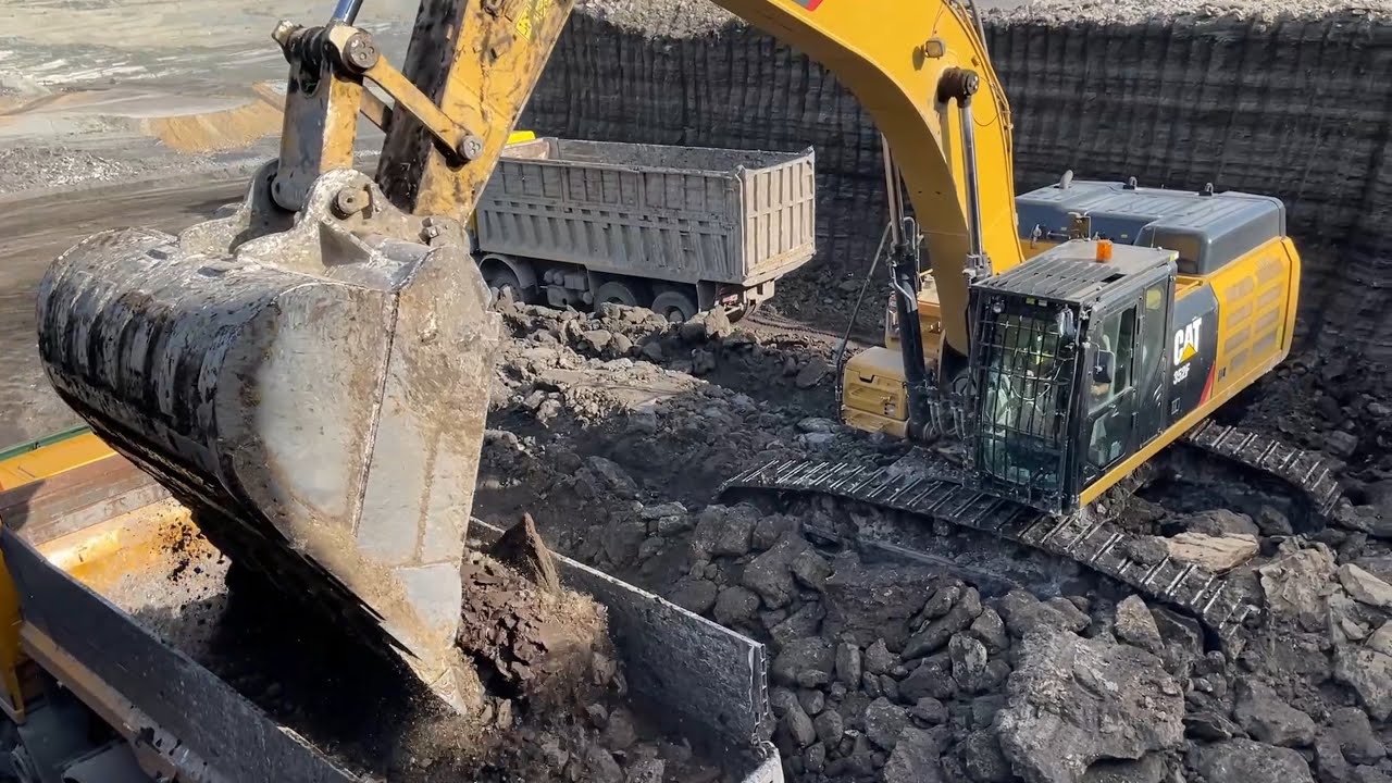 Caterpillar 352F Excavator Loading Trucks - YouTube