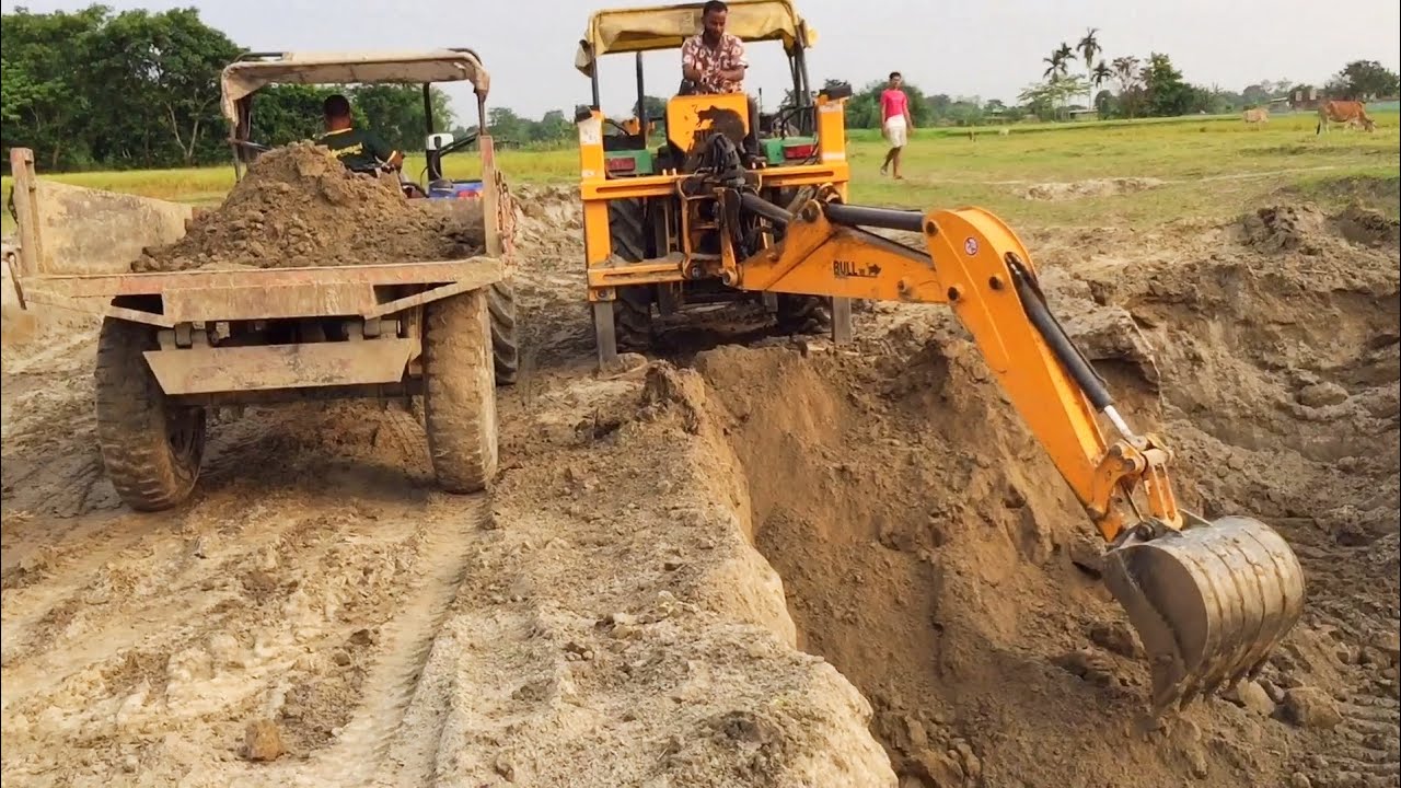 JCB machine working with Sonalika Tractor | Jcb loading mud Tractor ...