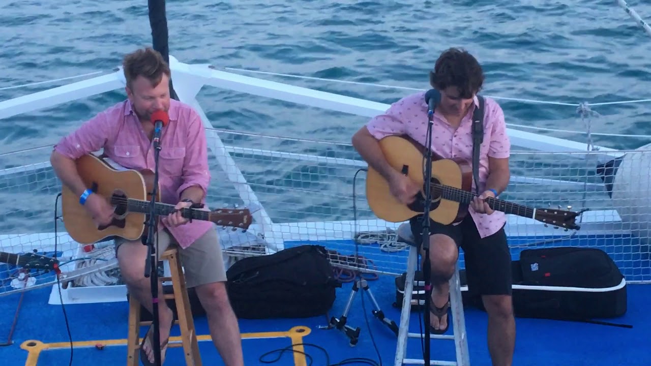 Aaron Scherz and John Frinzi - Girl in a Country Song - YouTube