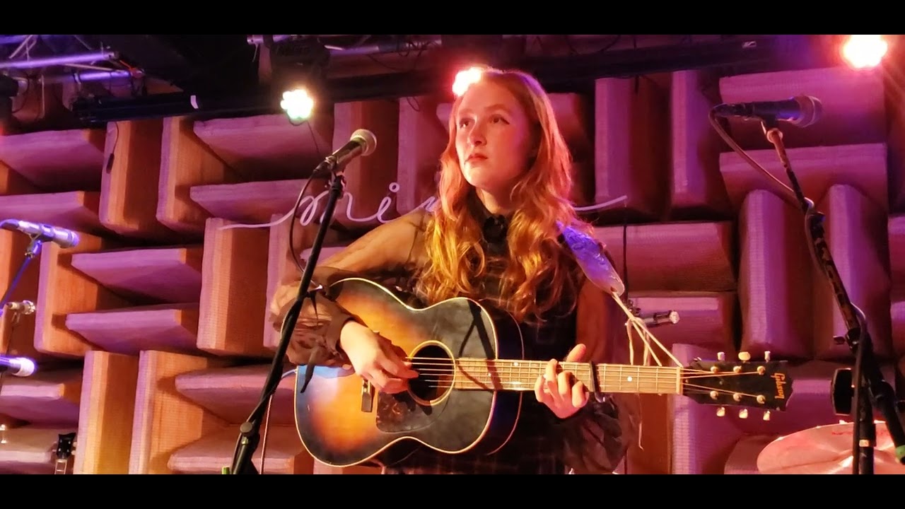 Bella White - Just like leaving (live) - YouTube