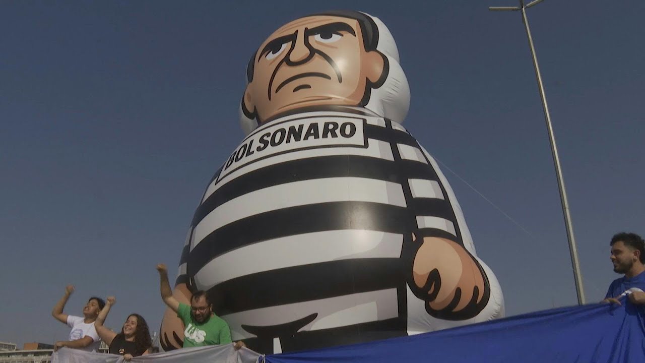 Boneco de Bolsonaro embala comemoração em Brasília | AFP - YouTube