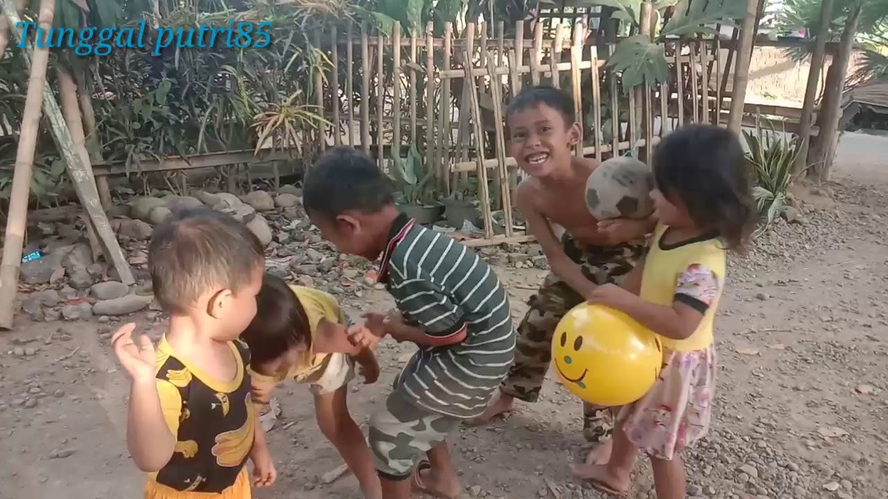 Bermain Bola Bersama Teman-Teman - YouTube