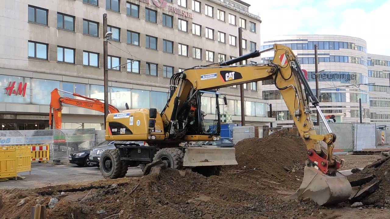 Bagger CAT M316 D Großbaustelle Kö Bogen - YouTube