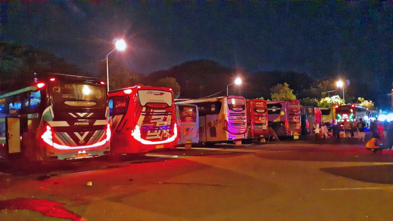 Peziarah Full Parkiran Bus Pariwisata Sunan Bonang Hampir Gak muat|Bus ...