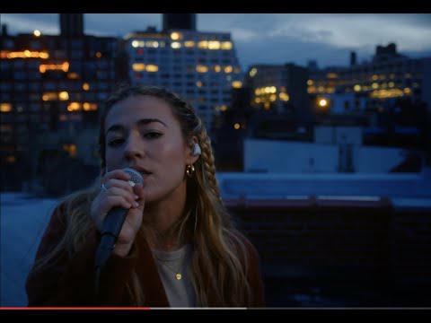 Scarlett - Holly Humberstone (LIVE COVER ON NYC ROOFTOP BY IZZY EYRE)