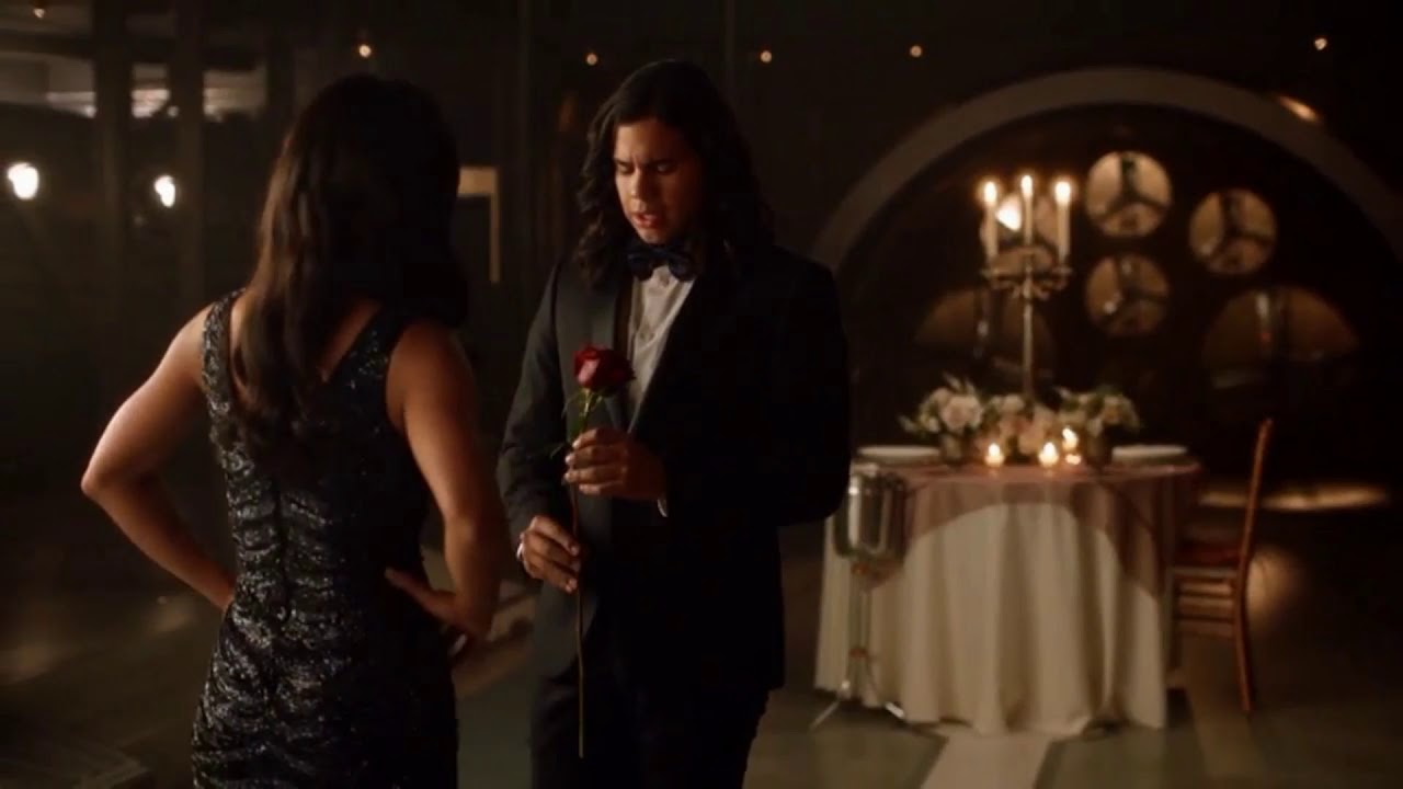 The Flash 4x02 Cisco and Gypsy Date - YouTube