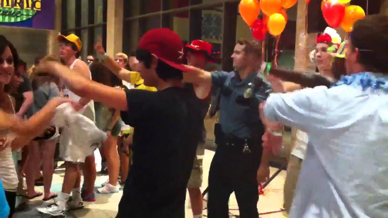 Cop Dancing to YMCA - YouTube