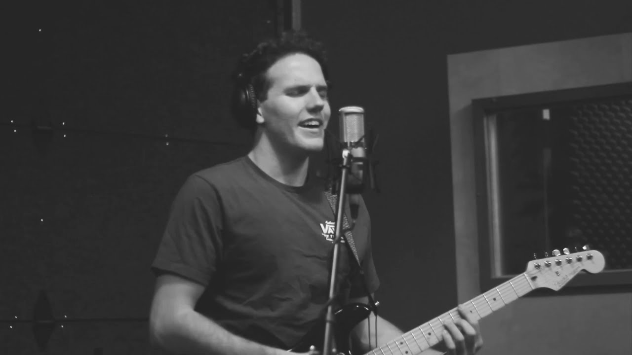 Joey Gutos - "Valerie" Amy Winehouse cover - FRISBEE Sessions - YouTube