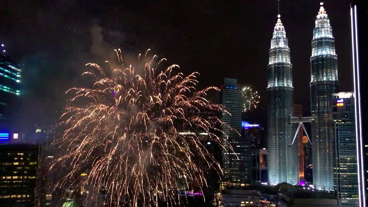 NEW YEAR 2020 : Best Fireworks KUALA LUMPUR Malaysia - KLCC Kuala ...
