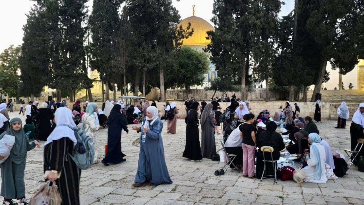 Spiritual scene in Al-Aqsa Mosque during Maghreb Adhan - YouTube