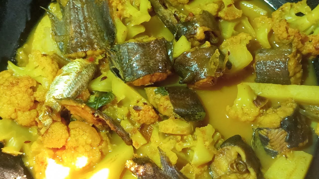 Cat fish curry recipe with potato and couliflower // village style fish ...