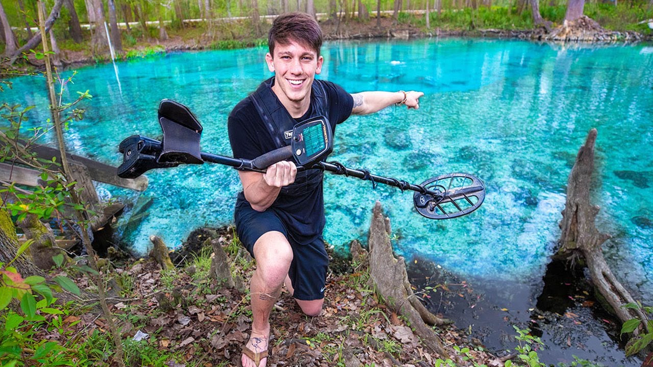 Metal Detecting Edge of Crystal Clear Lagoon! (Treasure Hunt) - YouTube