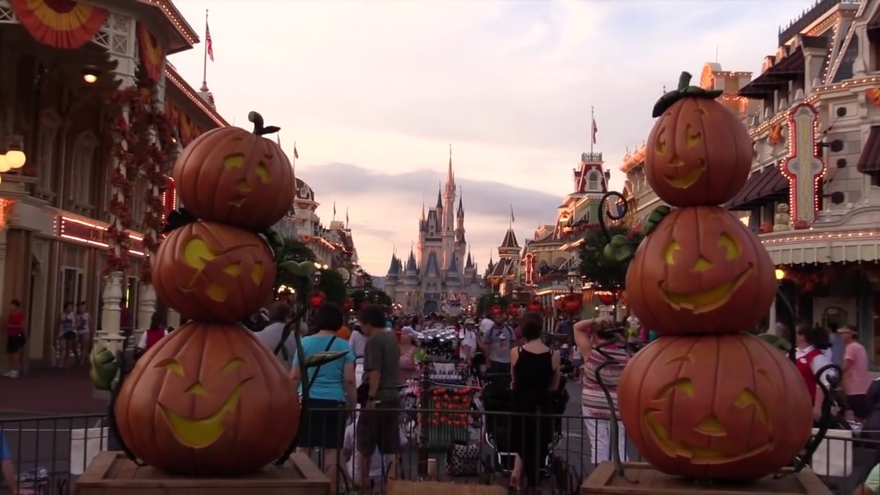 Fall arrives to Walt Disney World, Magic Kingdom - YouTube