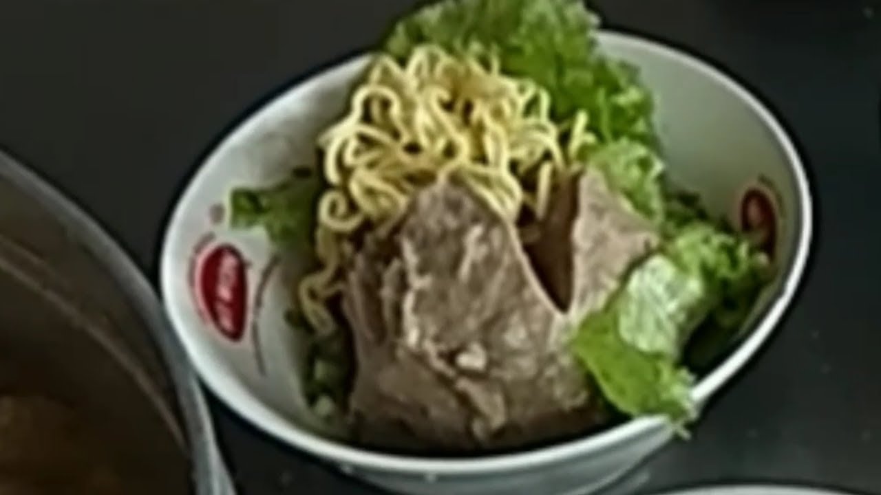 Bakso Sebesar Bola Tenis Ini Sudah Lama Ada Di Pasuruan - YouTube