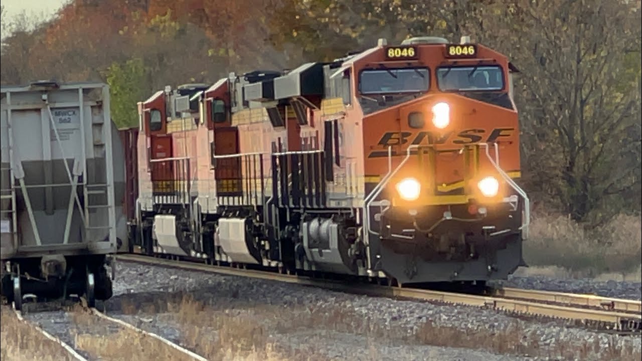 BNSF 8046 leads U-SWRBIR9-10T on November 13/2023 - YouTube