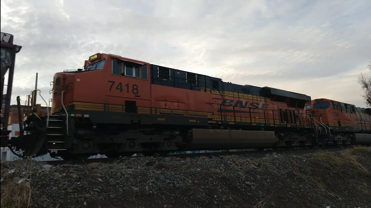 Fantástico GRANELERO de FXE N°4637, 4652 Dual ES44AC & DPUs Mid BNSF 7814 DASH 9-44CW, 7396 ...