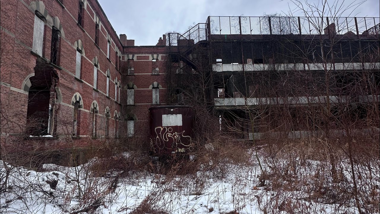 Girls Day Exploring & Cleaning The Morgue - Snowy Psychiatric Hospital ...