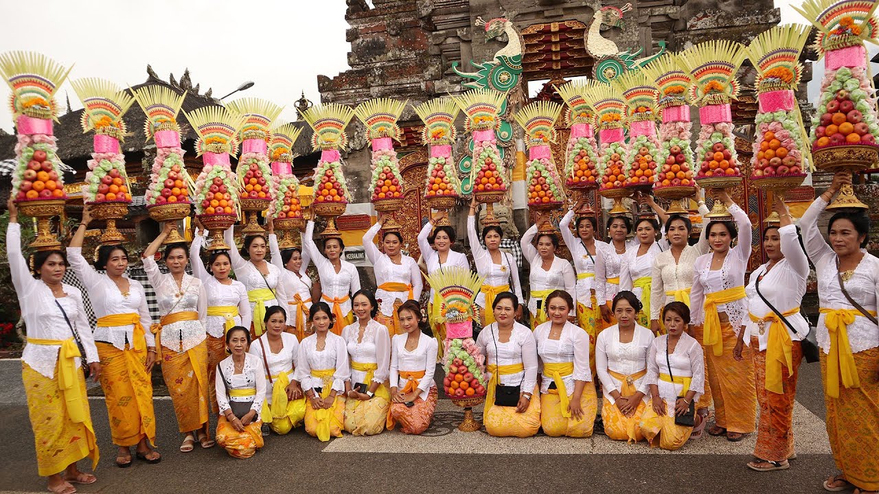 Parade Gebogan Pura Penataran Agung Ulun Danu Beratan - YouTube