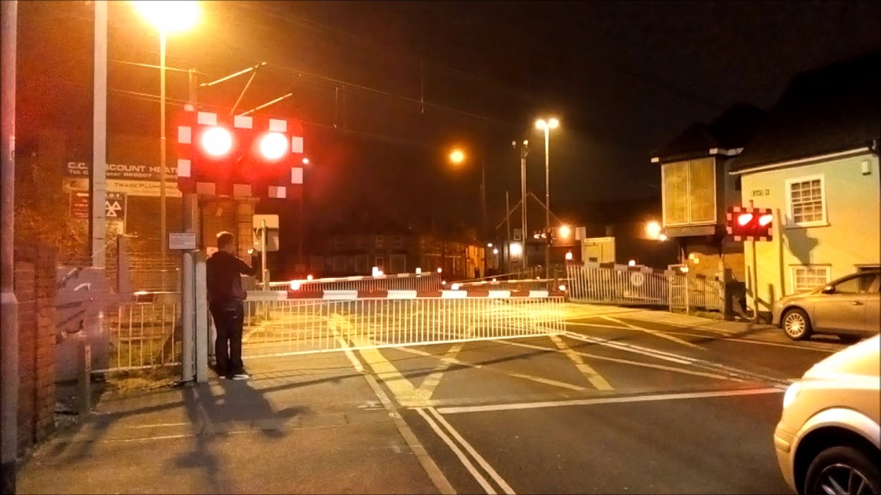 Colchester East Gate Level Crossing (13/01/18) - YouTube
