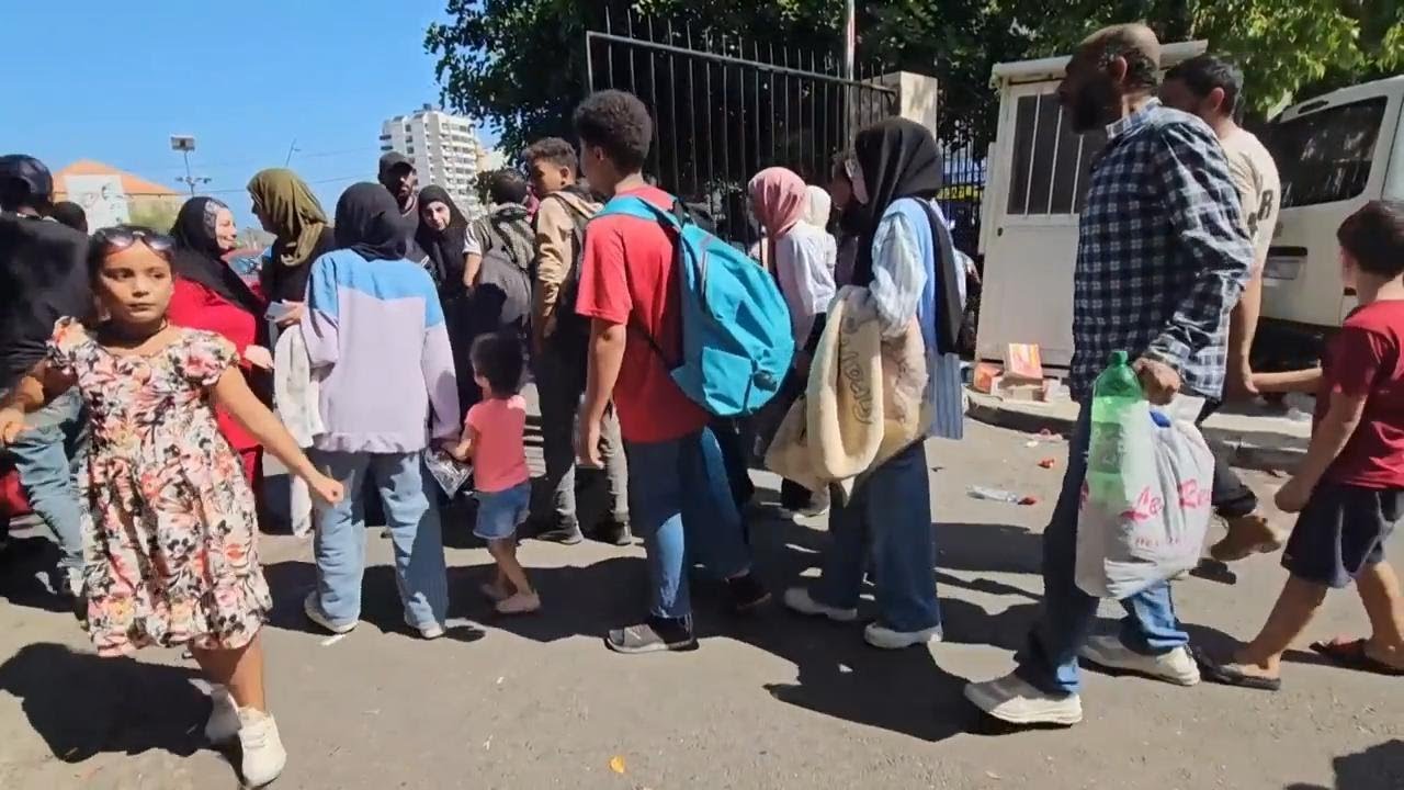 Thousands of displaced Lebanese people arrive in Sidon city seeking ...