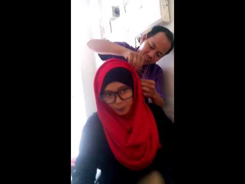 abah masangkeun jilbab ka si echa