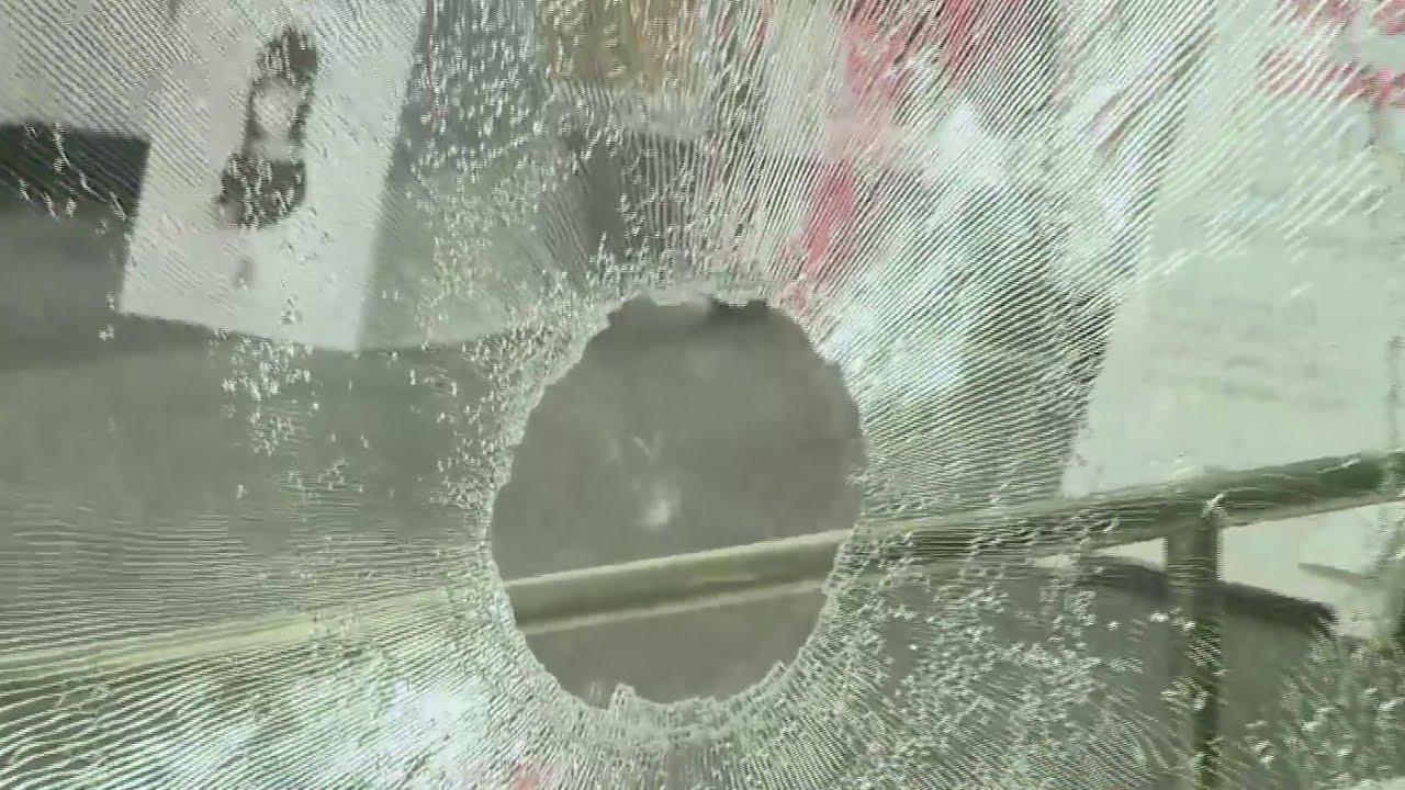 Windows smashed, Portland police declare unlawful assembly - YouTube