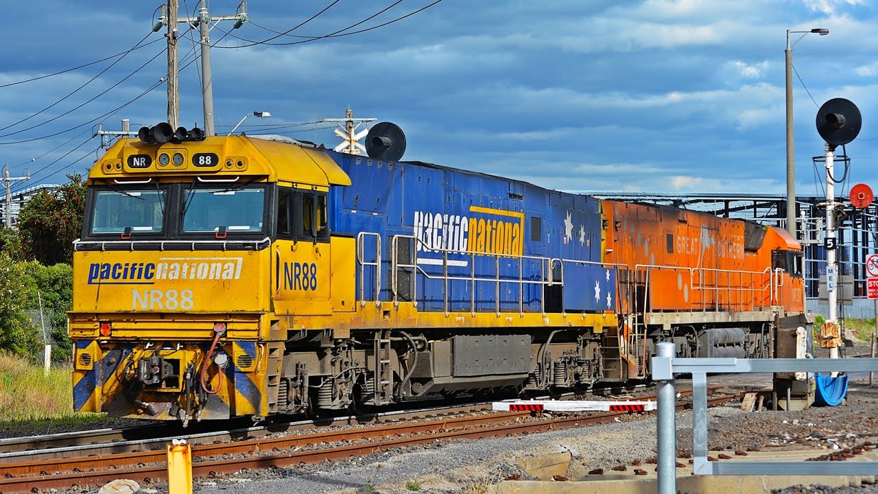 Pacific National Light Engine Movements - YouTube