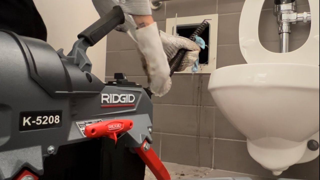 First time using a RIDGID K-5208 Drain Cleaner Machine - Clogged Toilet ...