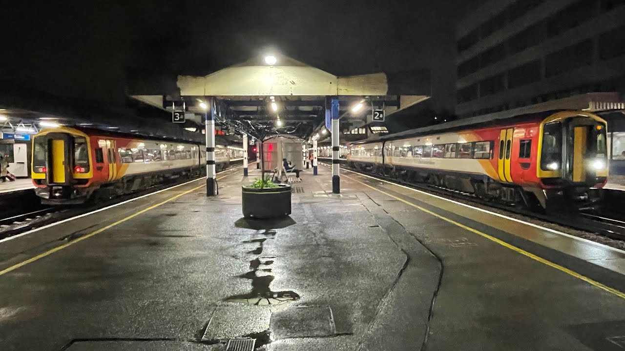 SWR Class 158s 158882 and noise from 158880 at Southampton - YouTube