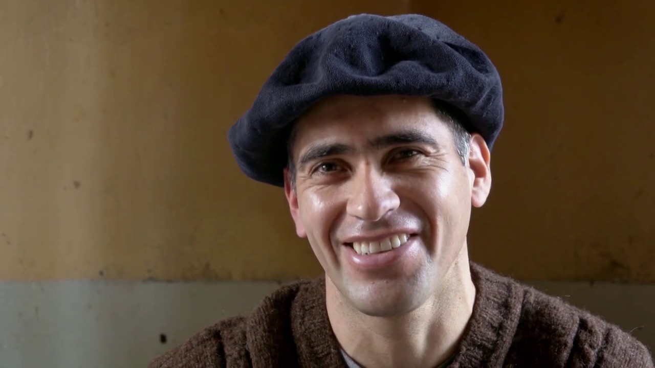 CORREDOR DE SUEÑOS - La Historia de Lalo Ríos, el corredor gaucho - YouTube