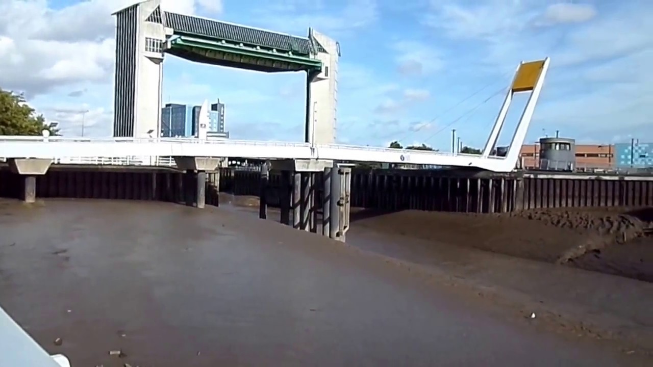 The Hull Tidal Barrier and Millennium Bridge, Kingston-on-Hull - YouTube