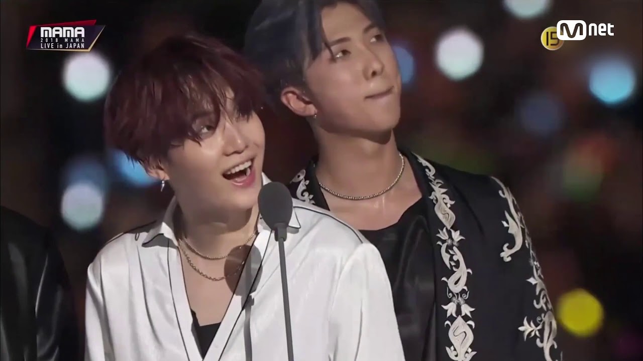 Yoongi's MAMA 2018 Giggle Loop for 1 Minute - YouTube