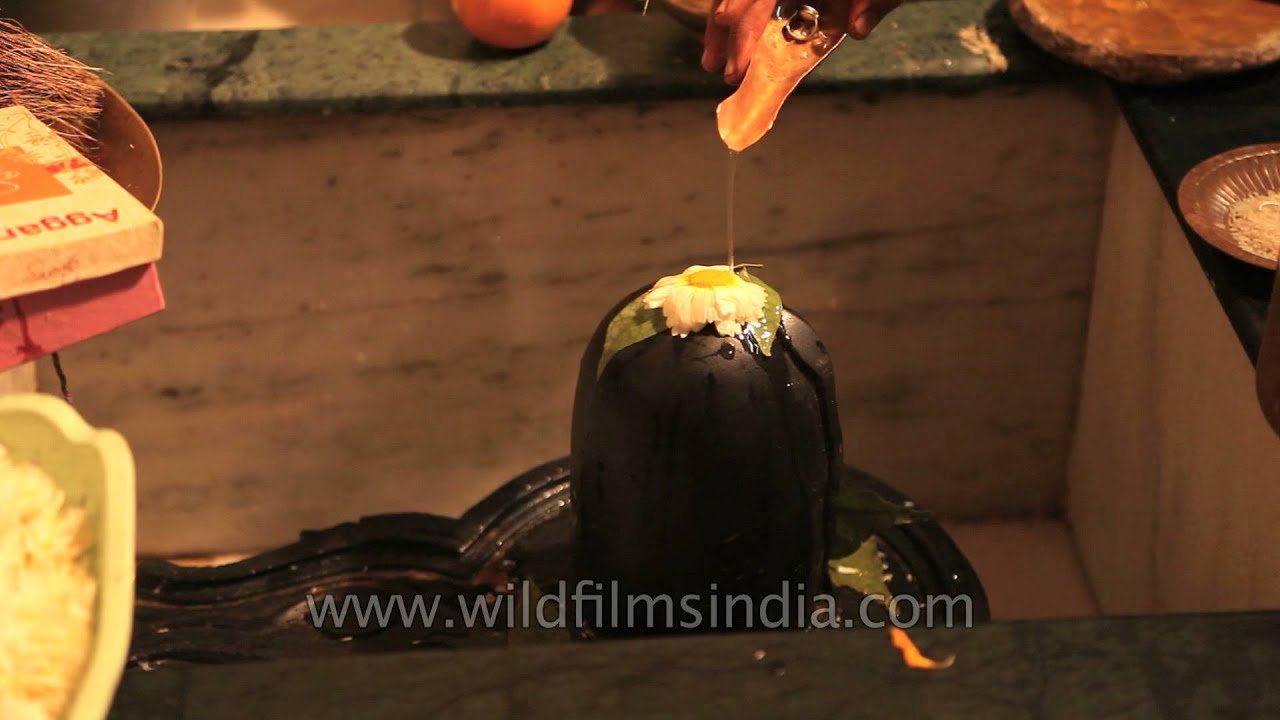 Hindu saint performs purification ritual on Shiv Ling phallus - YouTube