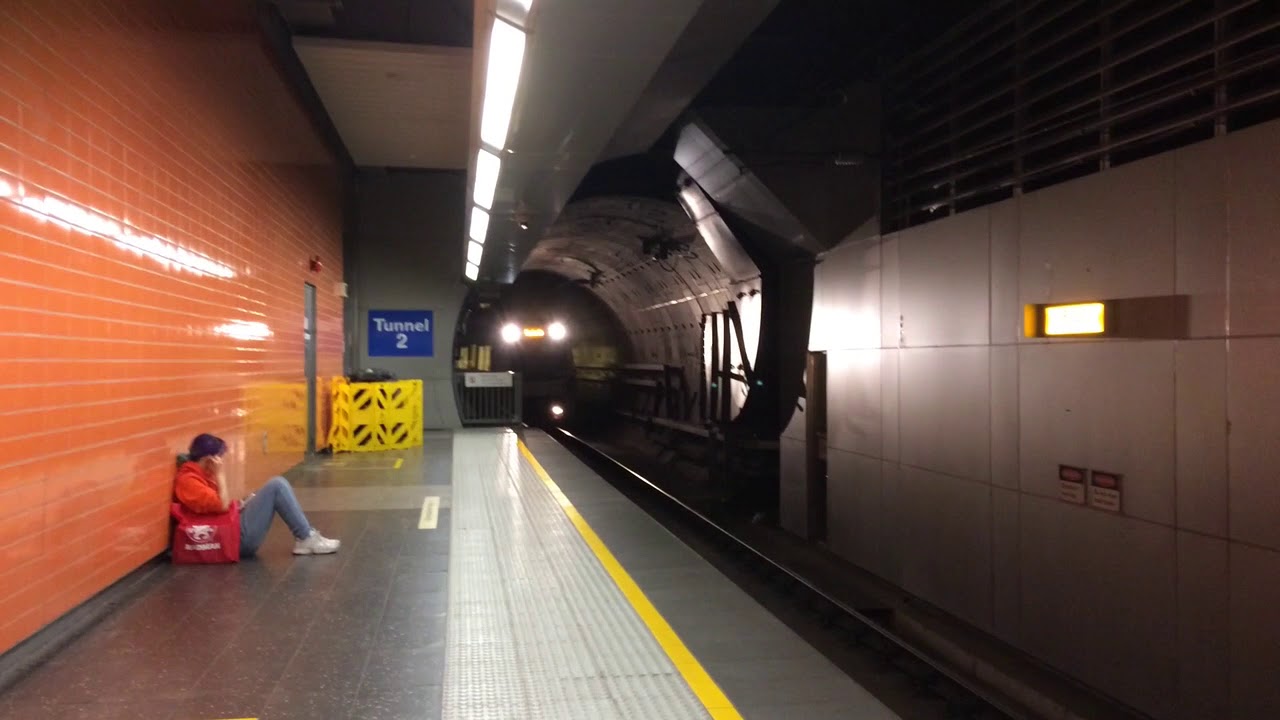 Transperth B series EMU'S sets 110/68 arriving into Perth Underground ...