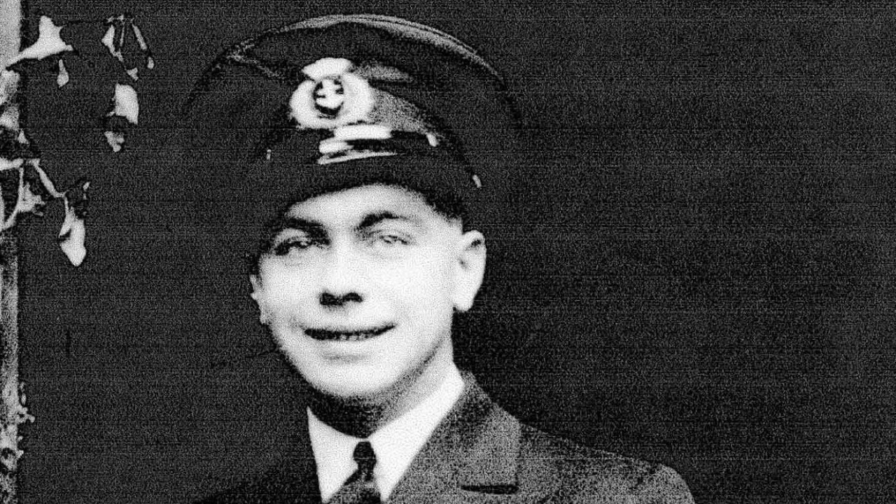 George Hackland walks around Leith in the 1930s - YouTube