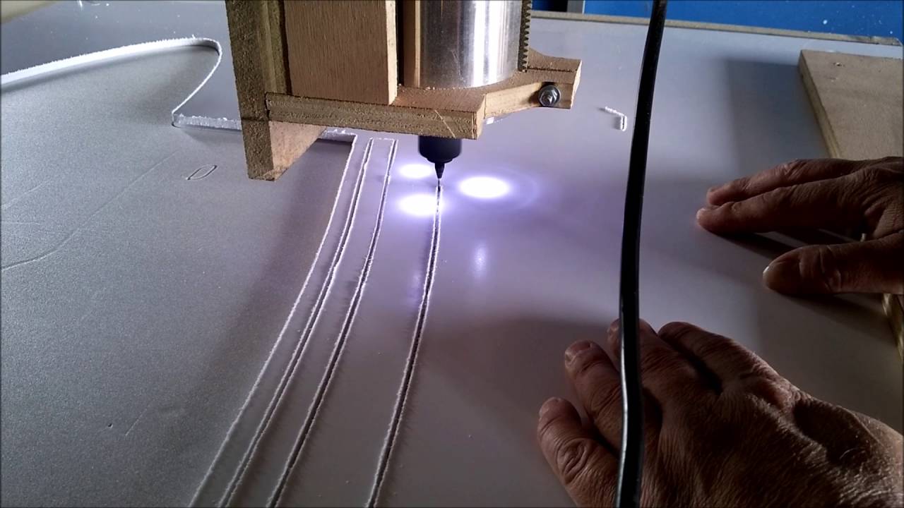 Découpe d'un avion en carton plume par une CNC - YouTube