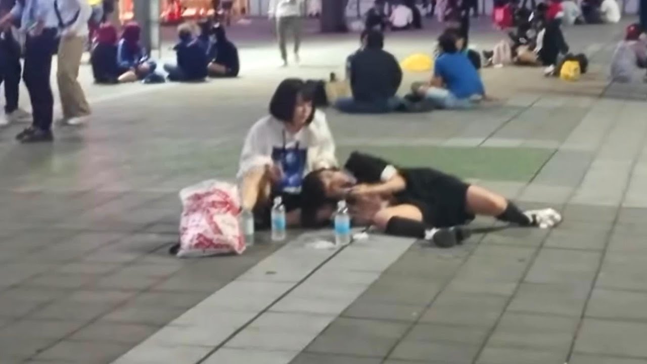 トー横キッズ女子ほたえ過ぎパソツ丸見え♯2 高音質3dサウンド 新宿歌舞伎町 エロい女 ぴえん トー横界隈 新宿blaze前酒場 コマ劇場前シネシティ広場の様子、風景、実態を取材 Bgm有り3