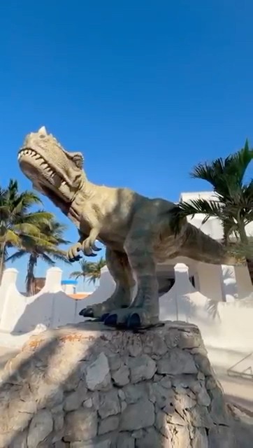 🦖Enormous T-Rex guards the entrance to the dock in Puerto Chixculub ...
