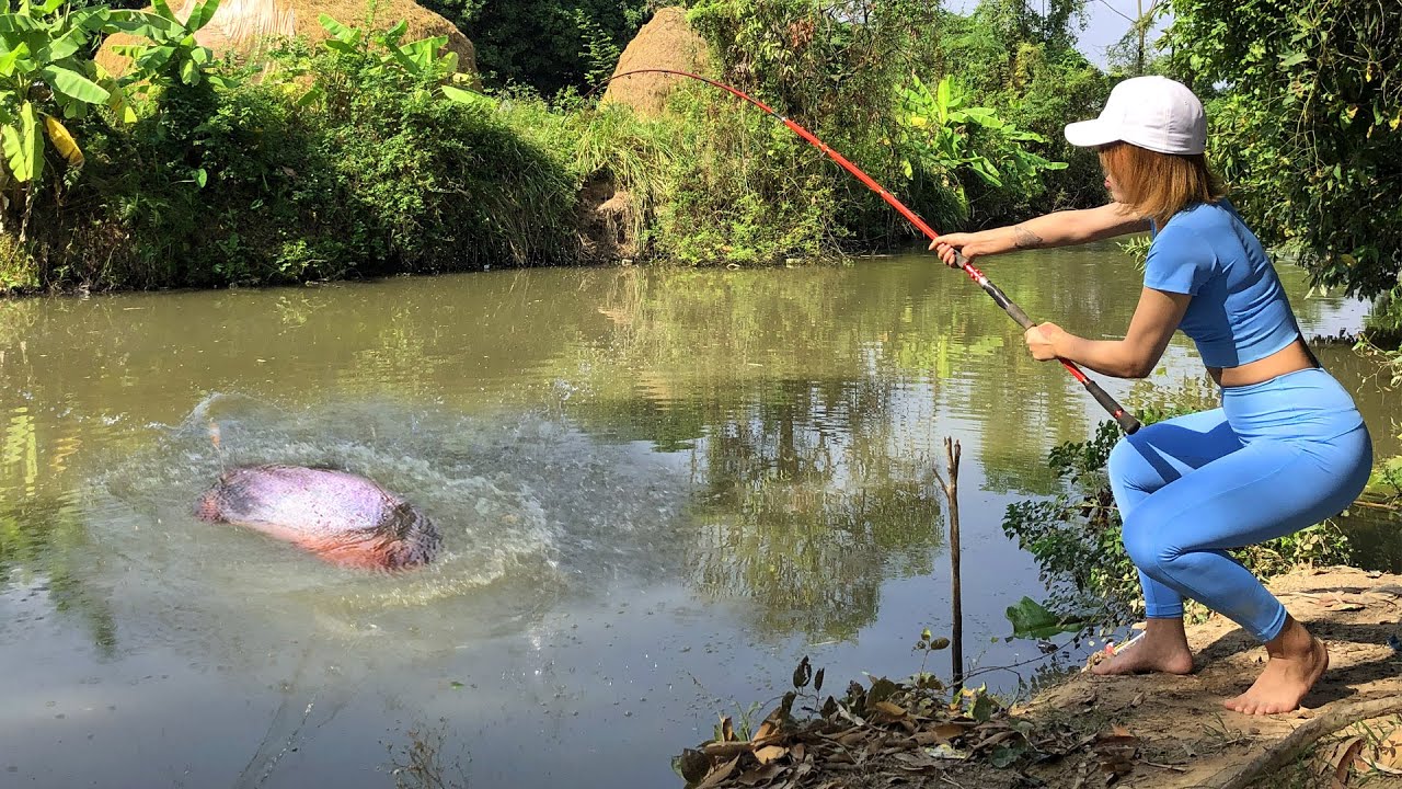 Super Amazing Fishing Technique! Single Mom Fishing Interesting, Big ...