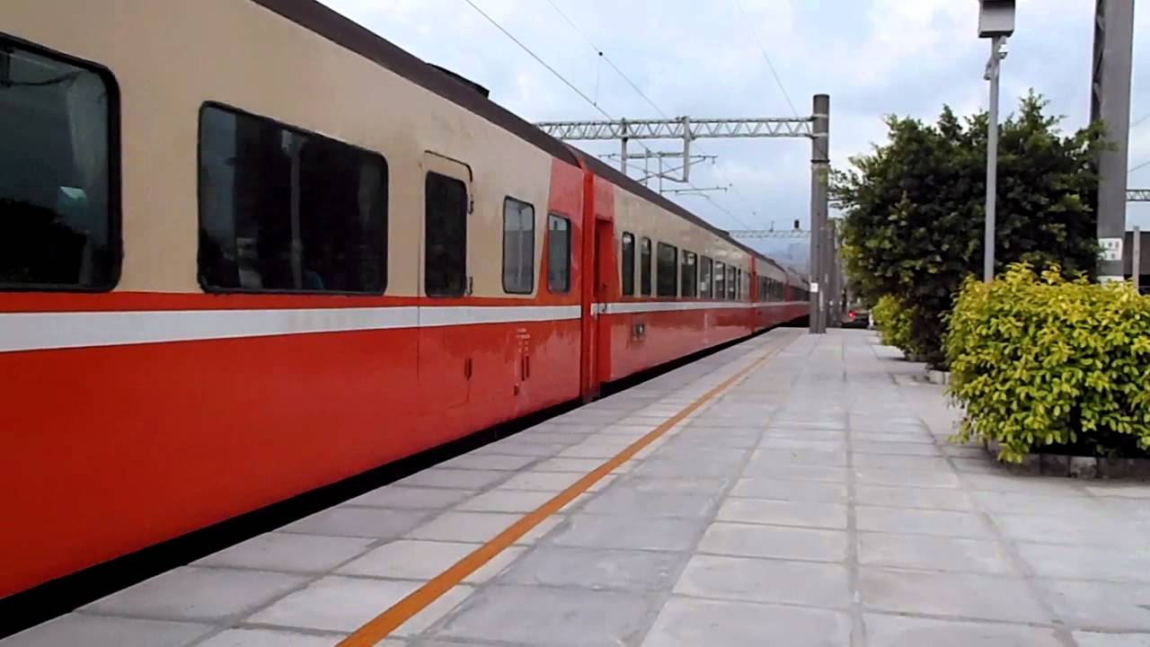 20120724 E200型(E234)牽引莒光號進台中站 - YouTube