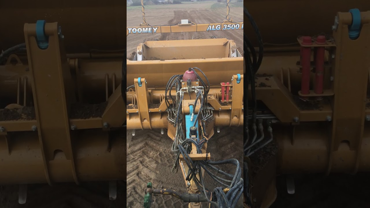 Nivelage agricole au GPS et au Scraper ALG3500B TOOMEY - YouTube
