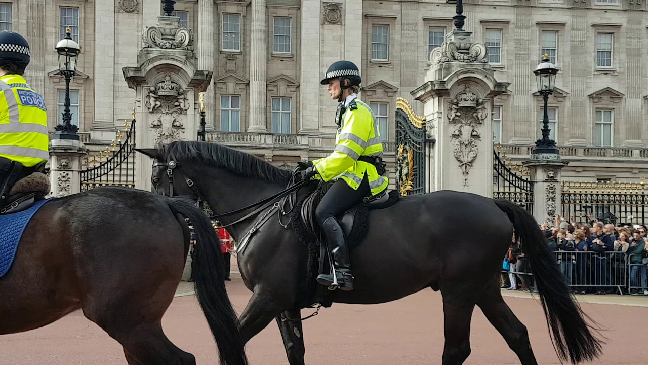 Londres - Inglaterra. Troca da Guarda Real no Palácio de Buckingham ...
